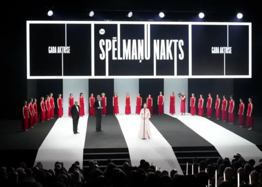 Krāšņā "Spēlmaņu nakts" ceremonijā par gada lielās formas izrādi atzīta "Dzen savu arklu pār ...